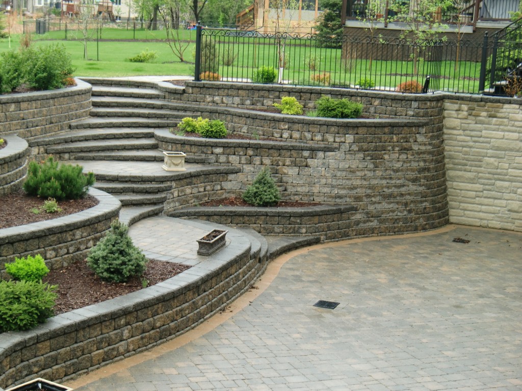 Residential Retaining Walls & Dikes | Veert Landscaping inc. | Asphalt ...